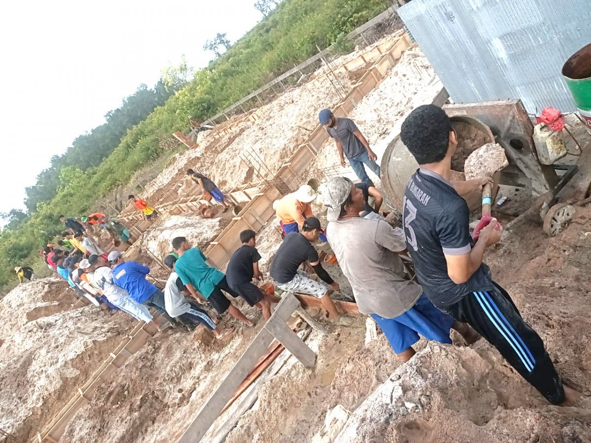 Awali Tahun 2023 LDII Sampit Gotong Royong Mengecor Slop Masjid